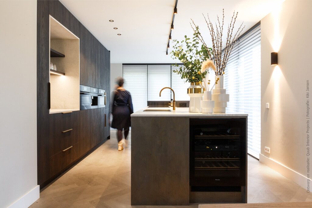 Sfeervolle keuken met de uitstraling van verbrand hout | Projecten | DecoLegno