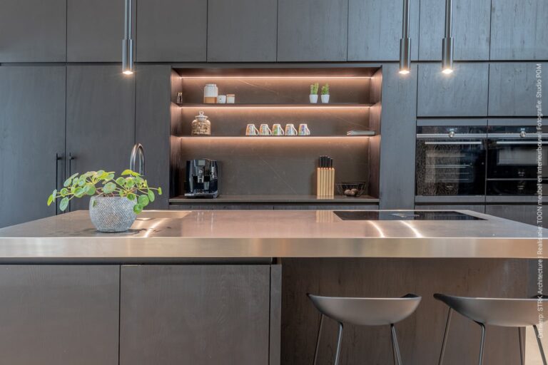 Maatwerk keuken met modern zwart houtdecor | Projecten | DecoLegno