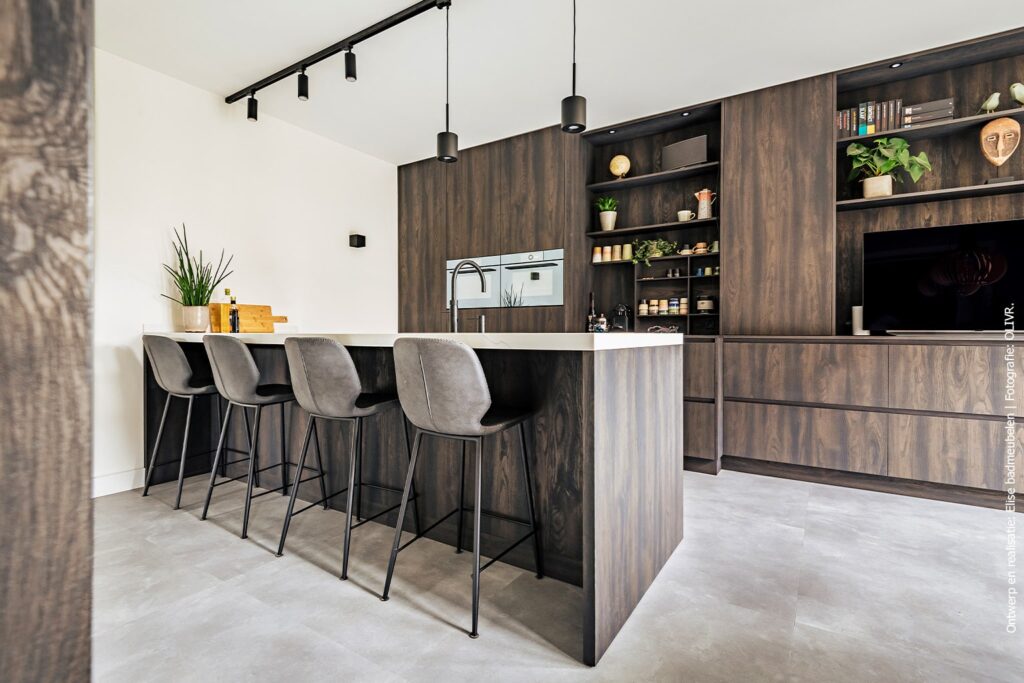 Stijlvolle combinatie van verbrand hout en marmer in moderne keuken | Projecten | DecoLegno