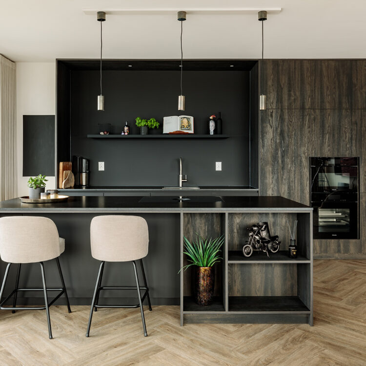 Moderne keuken met de uitstraling van verbrand hout | Projecten | DecoLegno