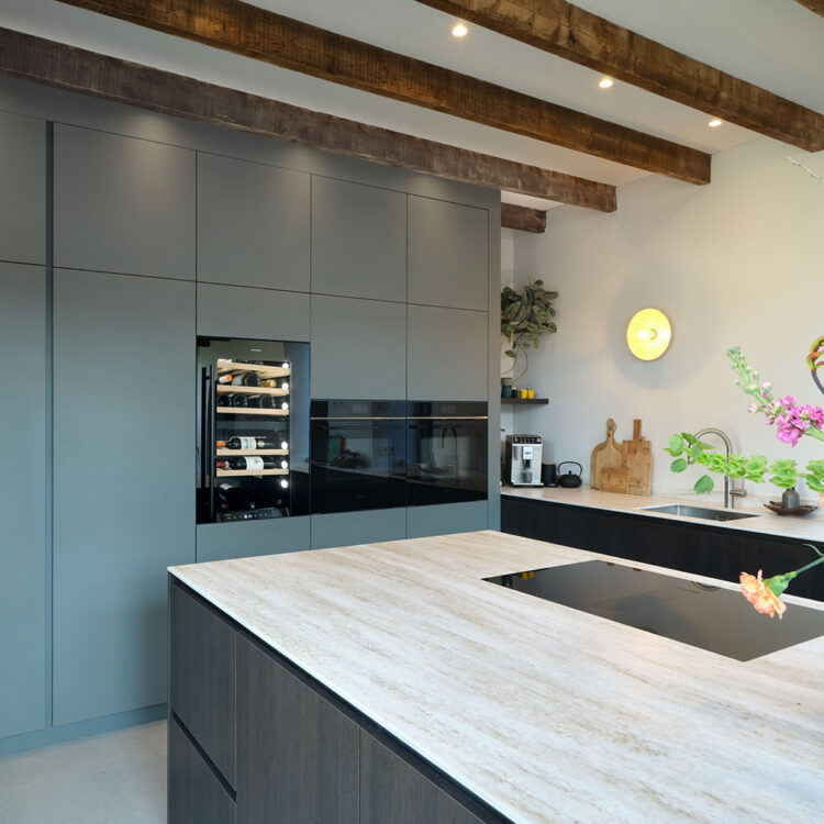 Houten keukenkasten en keukeneiland met de uitstraling van zijde | Projecten | DecoLegno