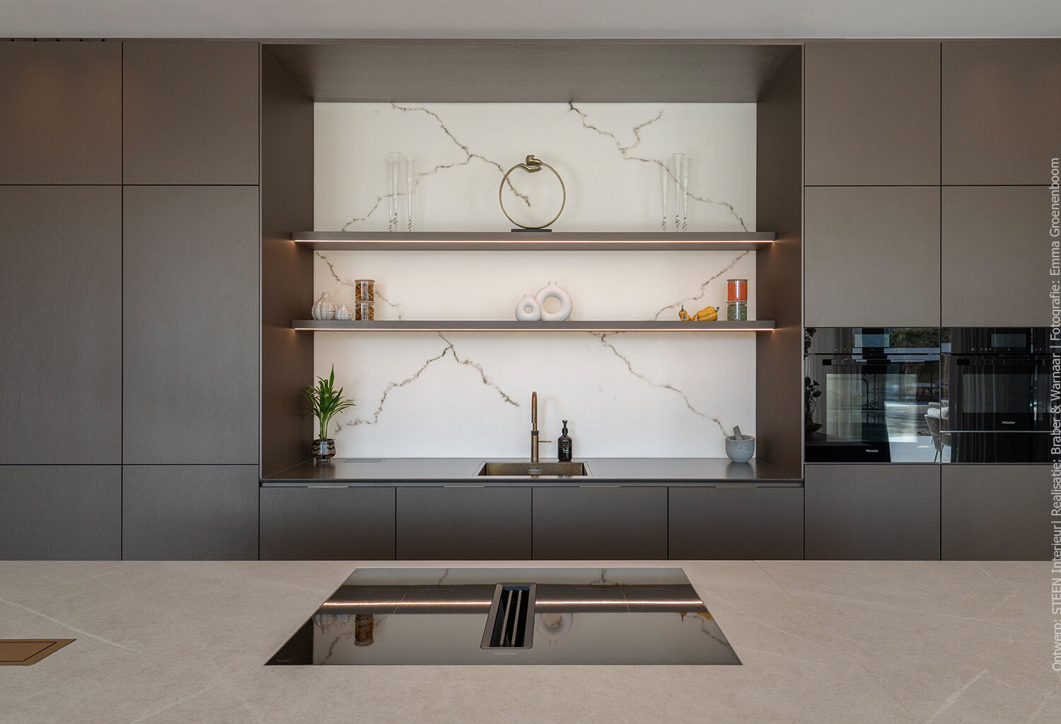 Houten keukenkasten en keukeneiland met de uitstraling van zijde | Projecten | DecoLegno