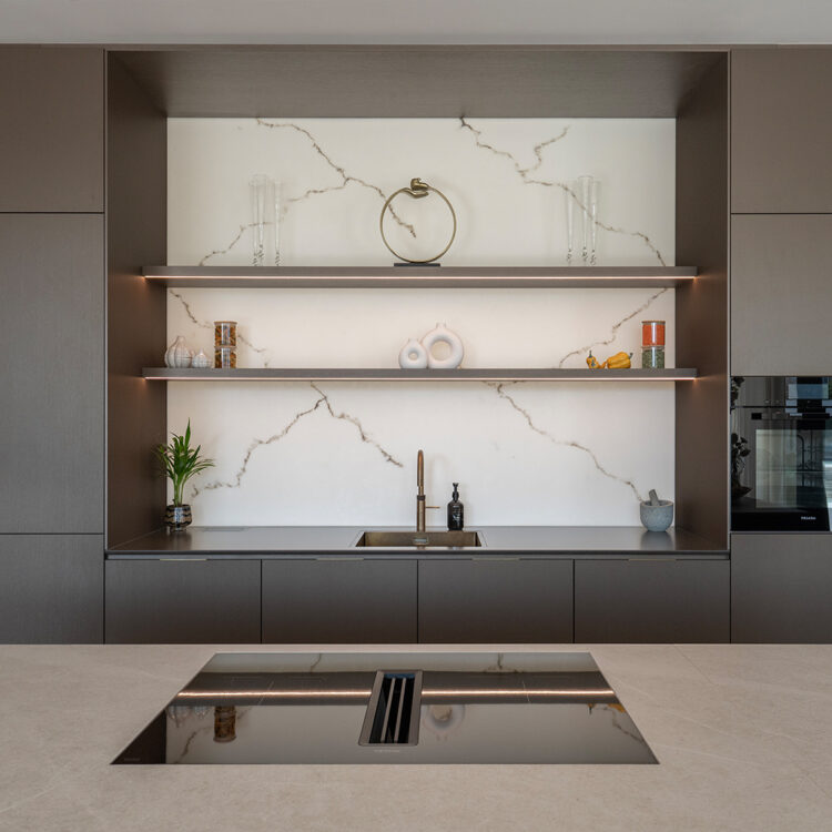 Houten keukenkasten en keukeneiland met de uitstraling van zijde | Projecten | DecoLegno