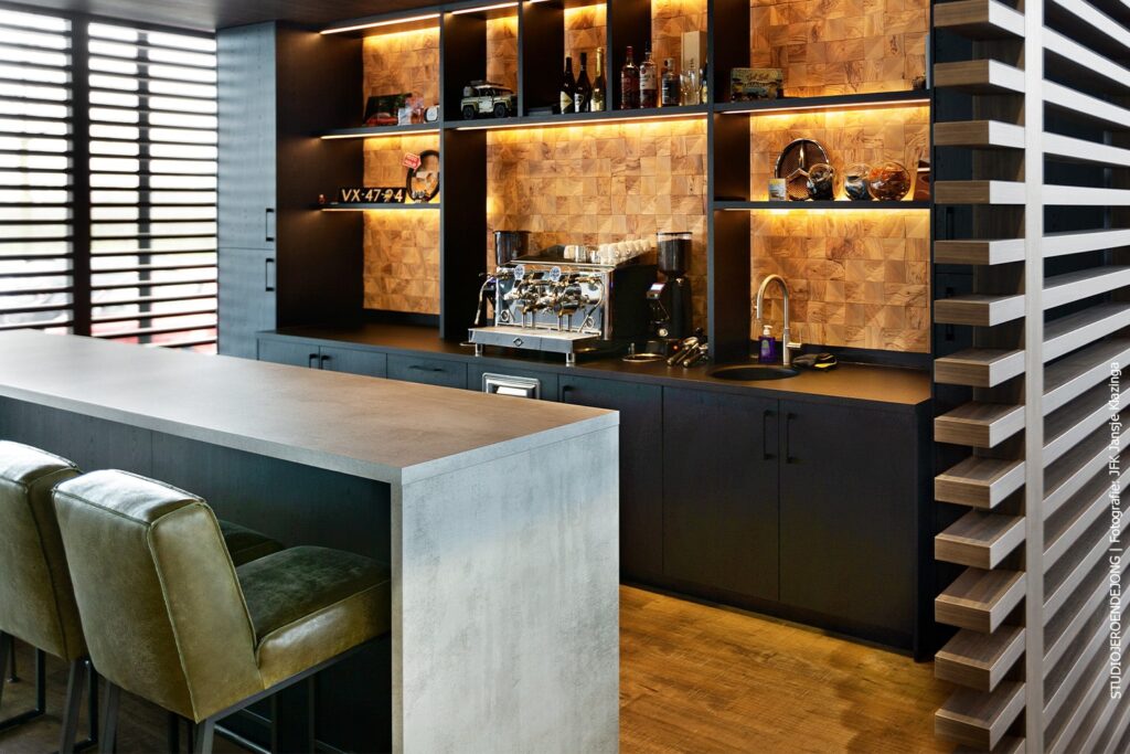 Exclusief barmeubel met de uitstraling van luxe zijde | Projecten | DecoLegno