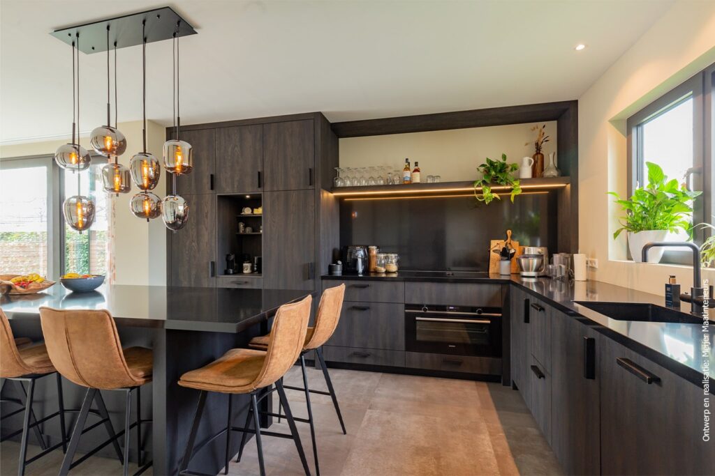 Donkere keuken met luxe uitstraling in Hoogerheide | Projecten | DecoLegno