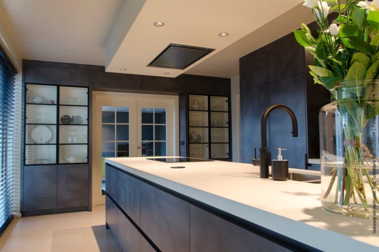 Donkere keuken met luxe uitstraling in Hoogerheide | Projecten | DecoLegno