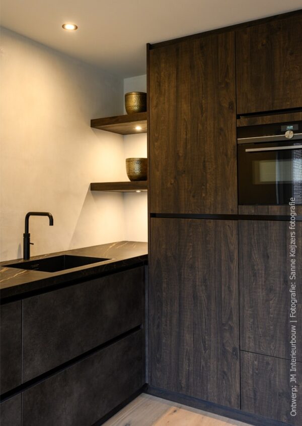 Donkere keuken met natuurlijke uitstraling | Projecten | DecoLegno
