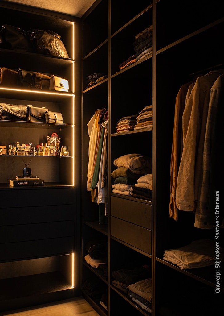 Stijlvolle inloopkast op maat met donkere houtlook | Projecten | DecoLegno