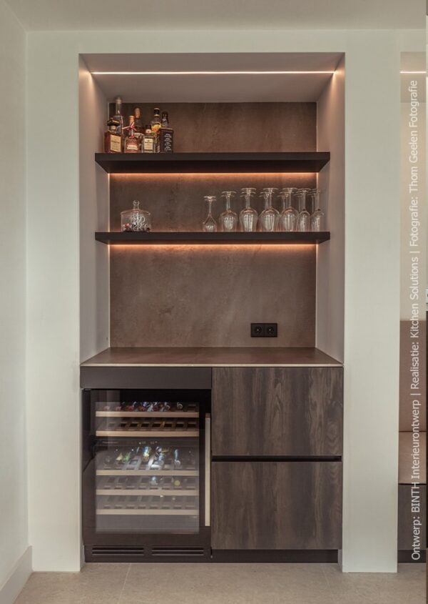 Moderne keuken met de uitstraling van verbrand hout | Projecten | DecoLegno