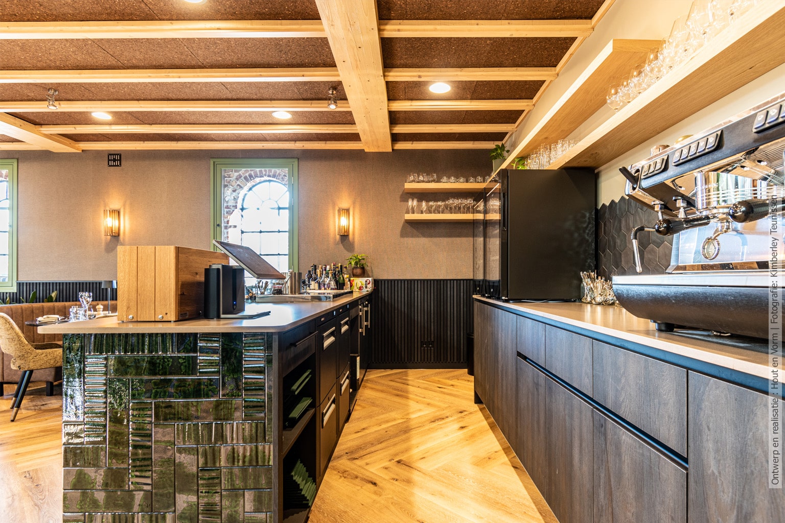 Maatwerk barmeubel met de uitstraling van verbrand hout | Projecten | DecoLegno