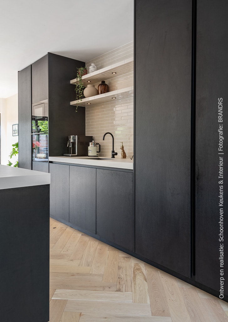 Smaakvol keukenontwerp met donkere houtlook | Projecten | DecoLegno